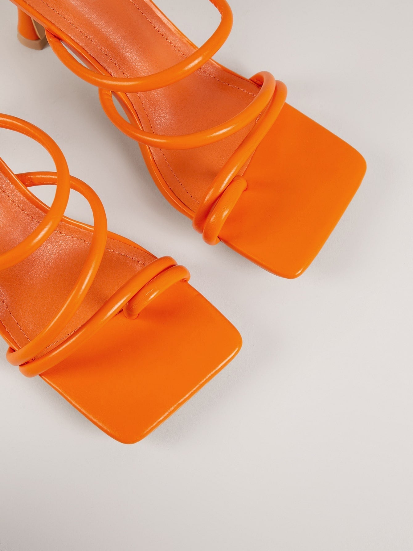 Tacones sin cordones con trabilla para el dedo de piel sintética ...